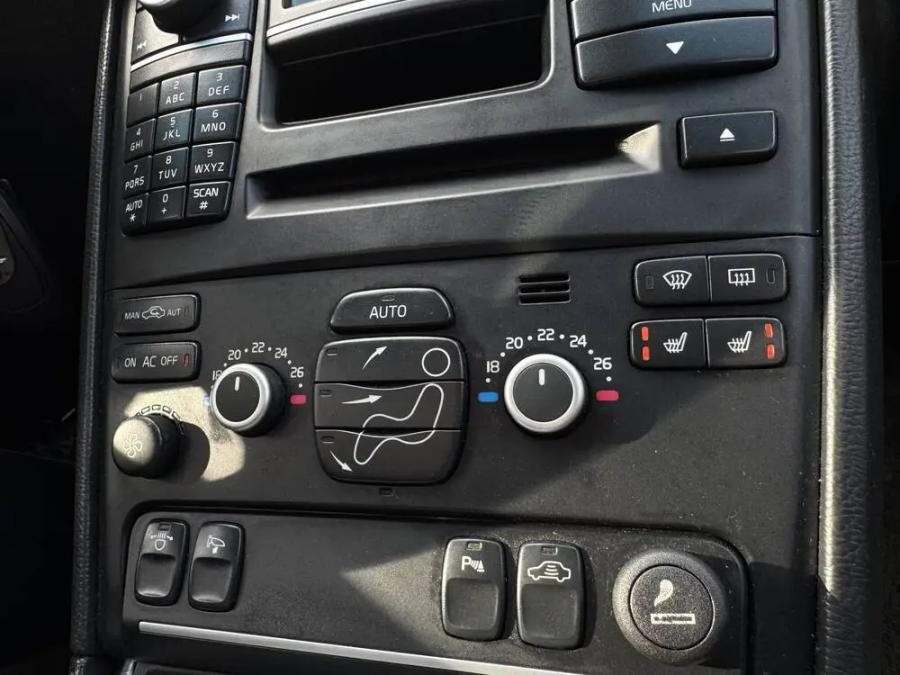 Grey Volvo XC90 2007 in Riga, with an engine capacity of 2.40 L and mileage of 367 thousand km for 5290 €, photo 21 on AUTOMOTO.COM.LV