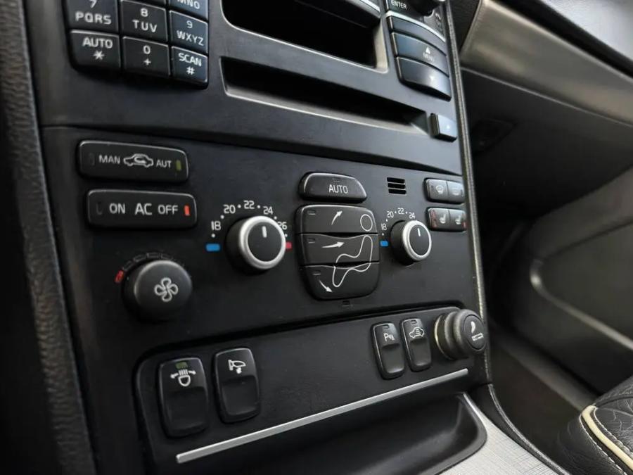 Grey Volvo XC90 2007 in Riga, with an engine capacity of 2.40 L and mileage of 367 thousand km for 5290 €, photo 22 on AUTOMOTO.COM.LV