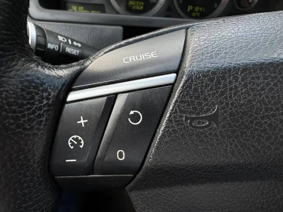 Grey Volvo XC90 2007 in Riga, with an engine capacity of 2.40 L and mileage of 367 thousand km for 5290 €, photo 25 on AUTOMOTO.COM.LV