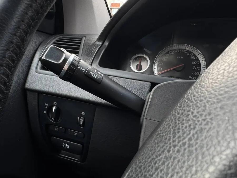 Grey Volvo XC90 2007 in Riga, with an engine capacity of 2.40 L and mileage of 367 thousand km for 5290 €, photo 28 on AUTOMOTO.COM.LV