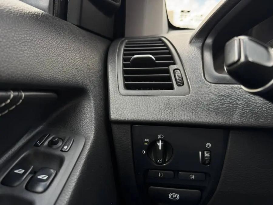 Grey Volvo XC90 2007 in Riga, with an engine capacity of 2.40 L and mileage of 367 thousand km for 5290 €, photo 29 on AUTOMOTO.COM.LV