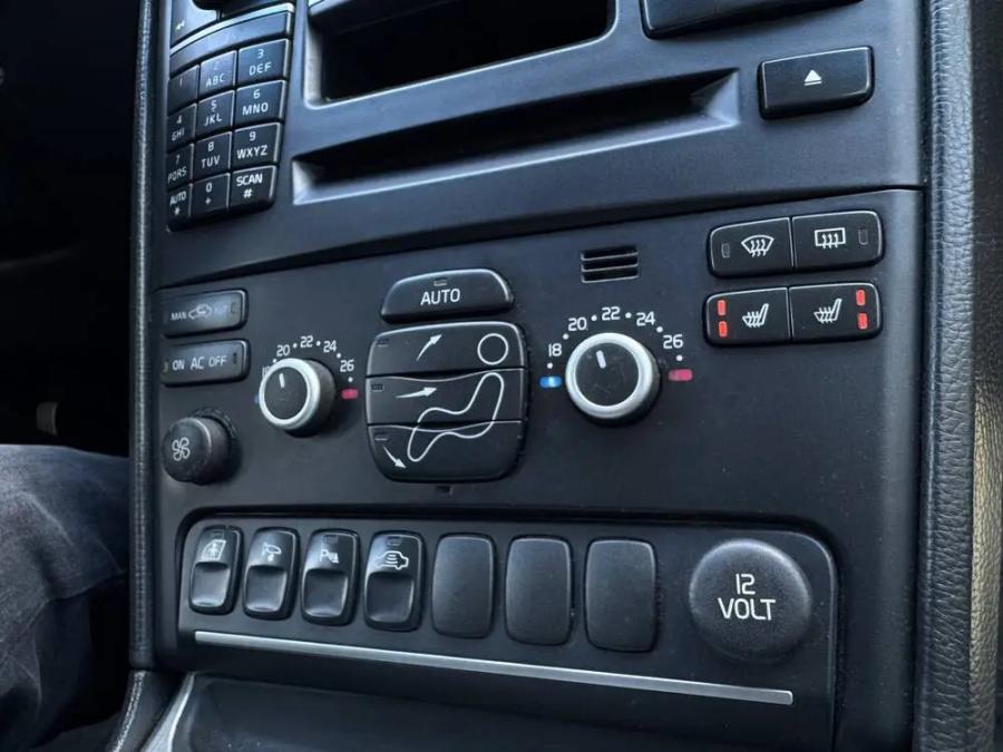 Grey Volvo XC90 2007 in Riga, with an engine capacity of 2.40 L and mileage of 399 thousand km for 4990 €, photo 11 on AUTOMOTO.COM.LV
