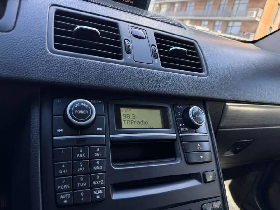 Grey Volvo XC90 2007 in Riga, with an engine capacity of 2.40 L and mileage of 399 thousand km for 4990 €, photo 13 on AUTOMOTO.COM.LV
