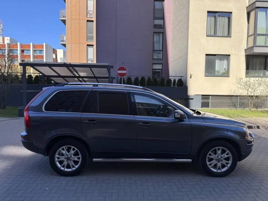Grey Volvo XC90 2007 in Riga, with an engine capacity of 2.40 L and mileage of 305 thousand km for 3990 €, photo 4 on AUTOMOTO.COM.LV