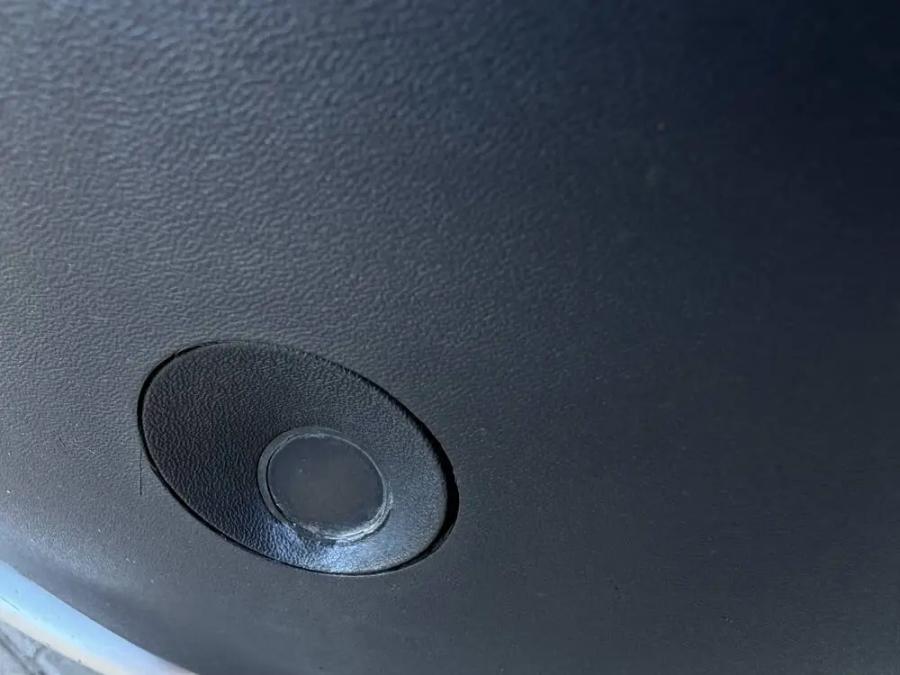 Grey Volvo XC90 2007 in Riga, with an engine capacity of 2.40 L and mileage of 305 thousand km for 3990 €, photo 8 on AUTOMOTO.COM.LV
