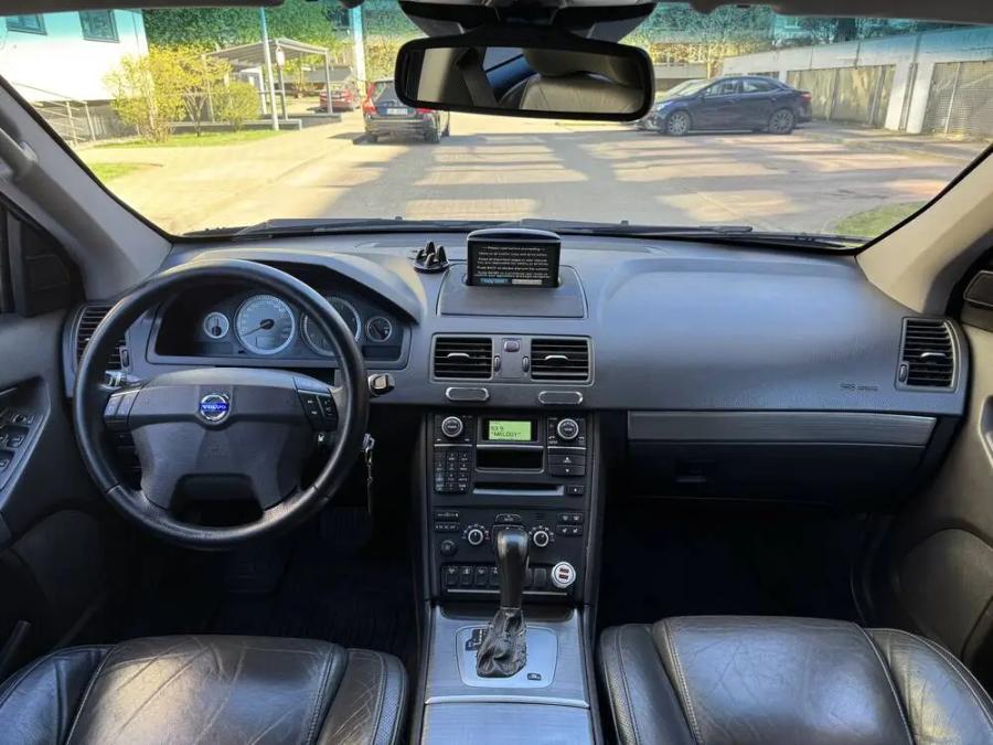 Grey Volvo XC90 2007 in Riga, with an engine capacity of 2.40 L and mileage of 305 thousand km for 3990 €, photo 10 on AUTOMOTO.COM.LV