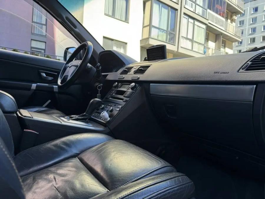 Grey Volvo XC90 2007 in Riga, with an engine capacity of 2.40 L and mileage of 305 thousand km for 3990 €, photo 11 on AUTOMOTO.COM.LV