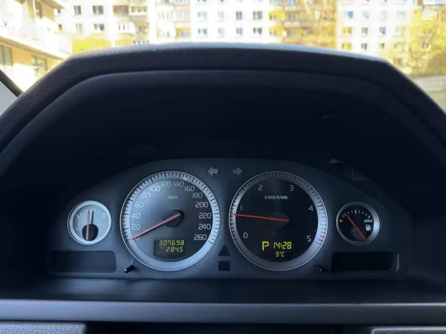 Grey Volvo XC90 2007 in Riga, with an engine capacity of 2.40 L and mileage of 305 thousand km for 3990 €, photo 22 on AUTOMOTO.COM.LV