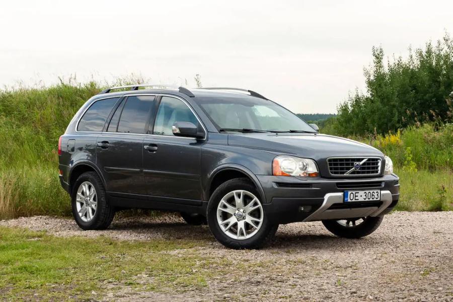 Grey Volvo XC90 2007 in Riga, with an engine capacity of 2.40 L and mileage of 234 thousand km for 8495 €, photo 1 on AUTOMOTO.COM.LV
