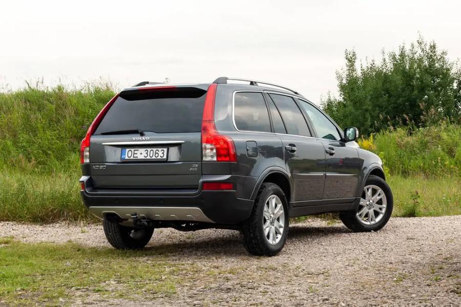 Grey Volvo XC90 2007 in Riga, with an engine capacity of 2.40 L and mileage of 234 thousand km for 8495 €, photo 5 on AUTOMOTO.COM.LV
