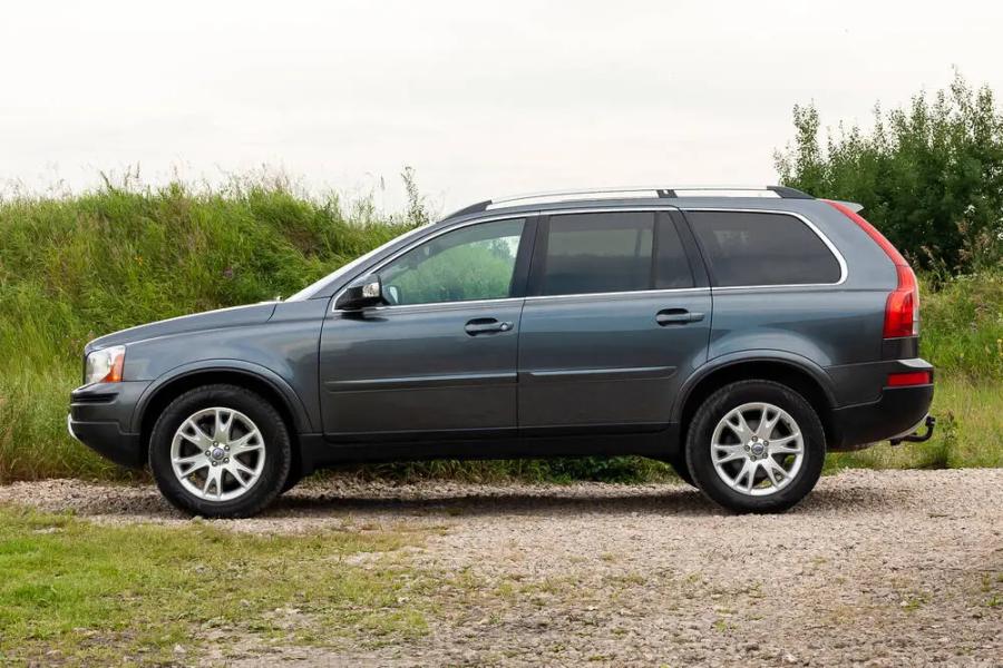 Grey Volvo XC90 2007 in Riga, with an engine capacity of 2.40 L and mileage of 234 thousand km for 8495 €, photo 9 on AUTOMOTO.COM.LV