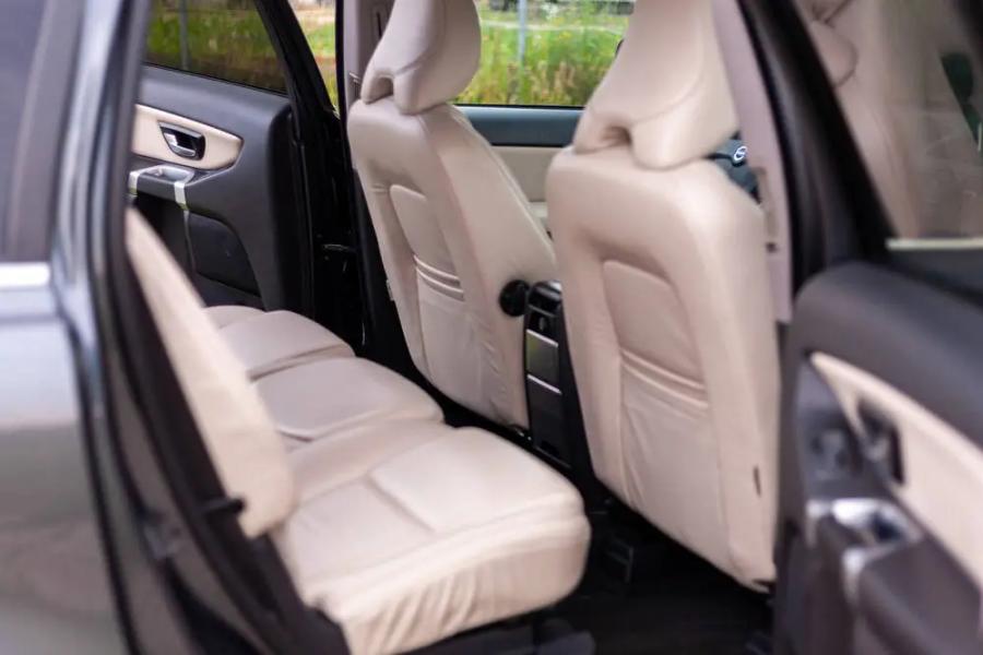 Grey Volvo XC90 2007 in Riga, with an engine capacity of 2.40 L and mileage of 234 thousand km for 8495 €, photo 14 on AUTOMOTO.COM.LV