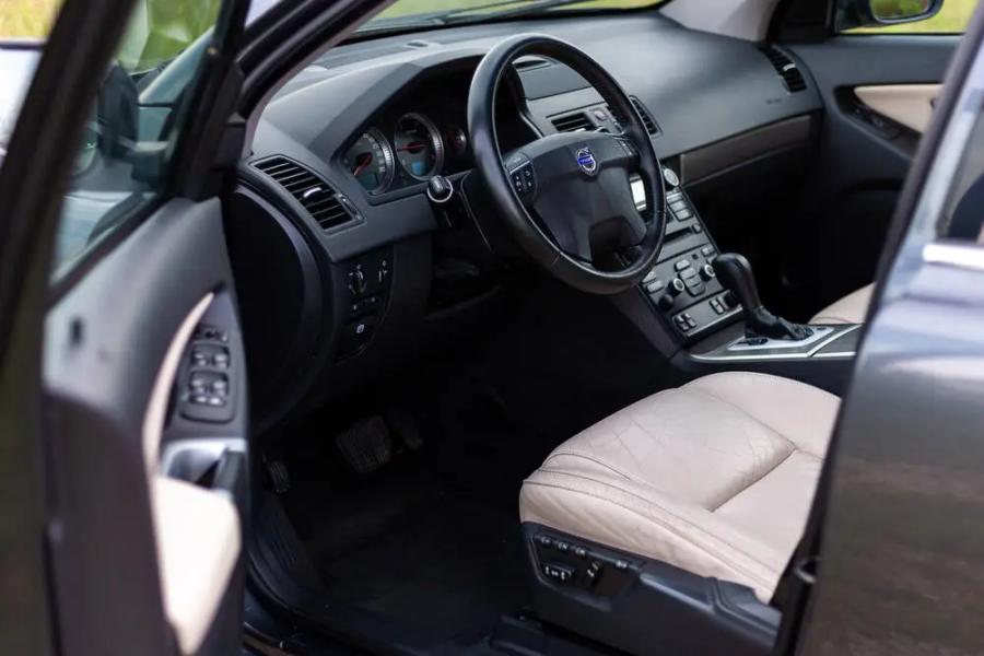 Grey Volvo XC90 2007 in Riga, with an engine capacity of 2.40 L and mileage of 234 thousand km for 8495 €, photo 18 on AUTOMOTO.COM.LV