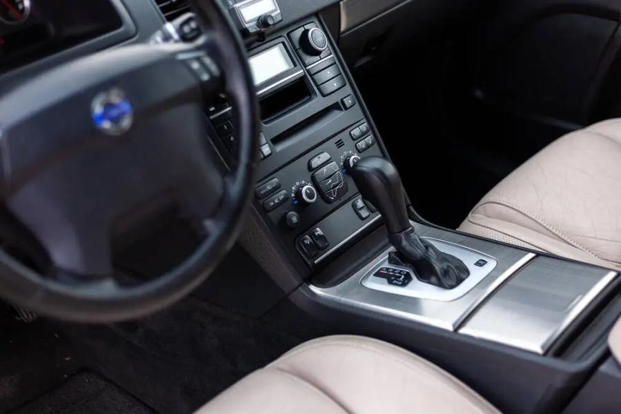 Grey Volvo XC90 2007 in Riga, with an engine capacity of 2.40 L and mileage of 234 thousand km for 8495 €, photo 22 on AUTOMOTO.COM.LV