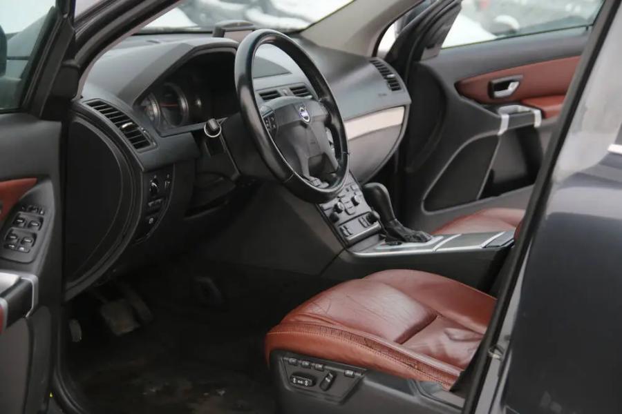Grey Volvo XC90 2007 in Riga, with an engine capacity of 2.40 L and mileage of 342 thousand km for 5390 €, photo 8 on AUTOMOTO.COM.LV