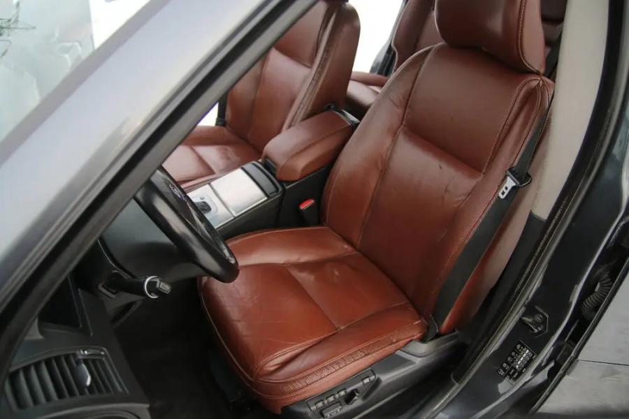 Grey Volvo XC90 2007 in Riga, with an engine capacity of 2.40 L and mileage of 342 thousand km for 5390 €, photo 10 on AUTOMOTO.COM.LV