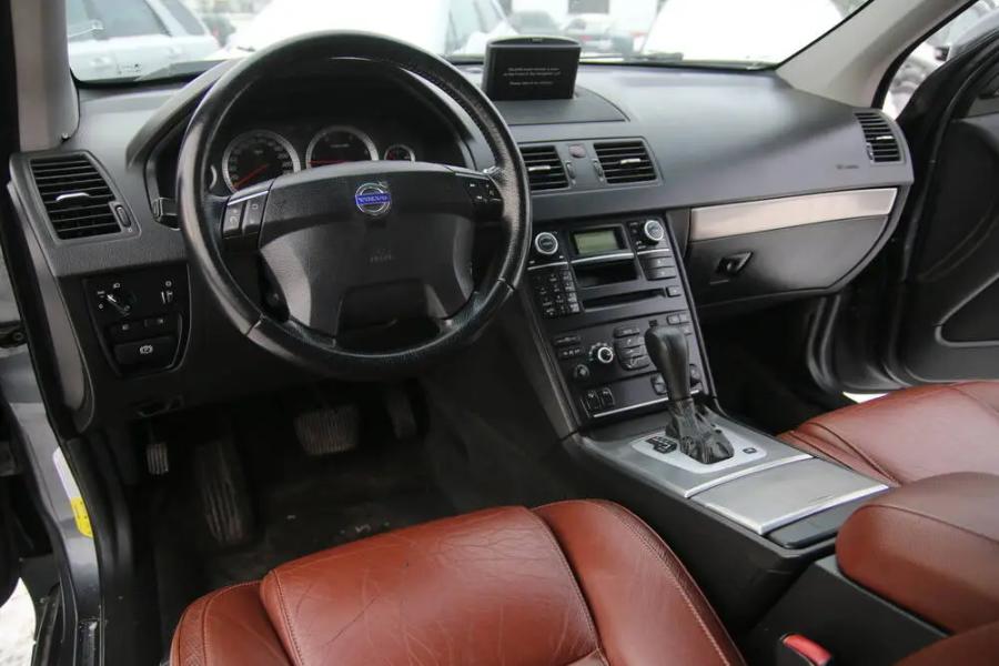 Grey Volvo XC90 2007 in Riga, with an engine capacity of 2.40 L and mileage of 342 thousand km for 5390 €, photo 11 on AUTOMOTO.COM.LV