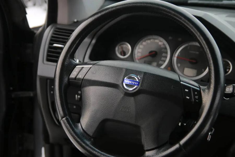 Grey Volvo XC90 2007 in Riga, with an engine capacity of 2.40 L and mileage of 342 thousand km for 5390 €, photo 13 on AUTOMOTO.COM.LV