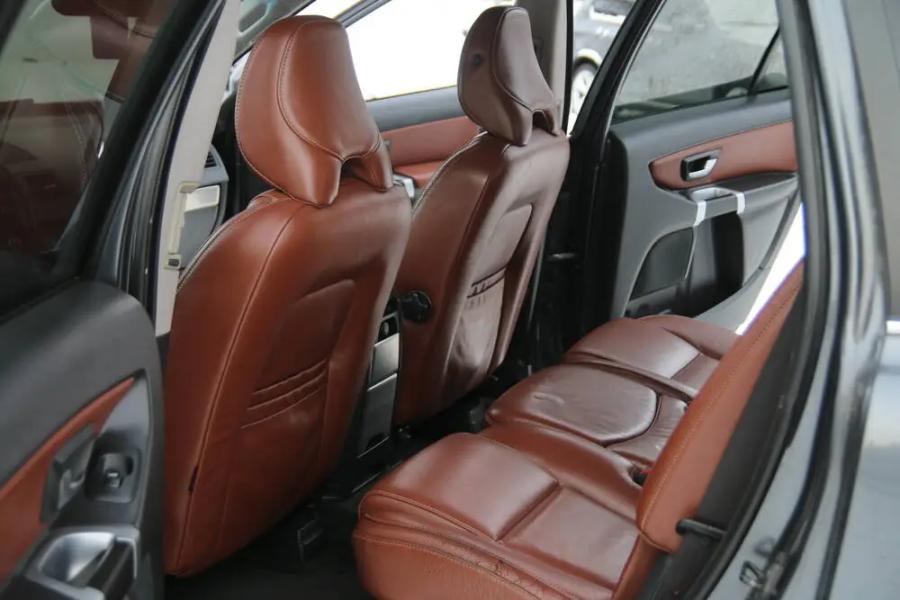 Grey Volvo XC90 2007 in Riga, with an engine capacity of 2.40 L and mileage of 342 thousand km for 5390 €, photo 18 on AUTOMOTO.COM.LV