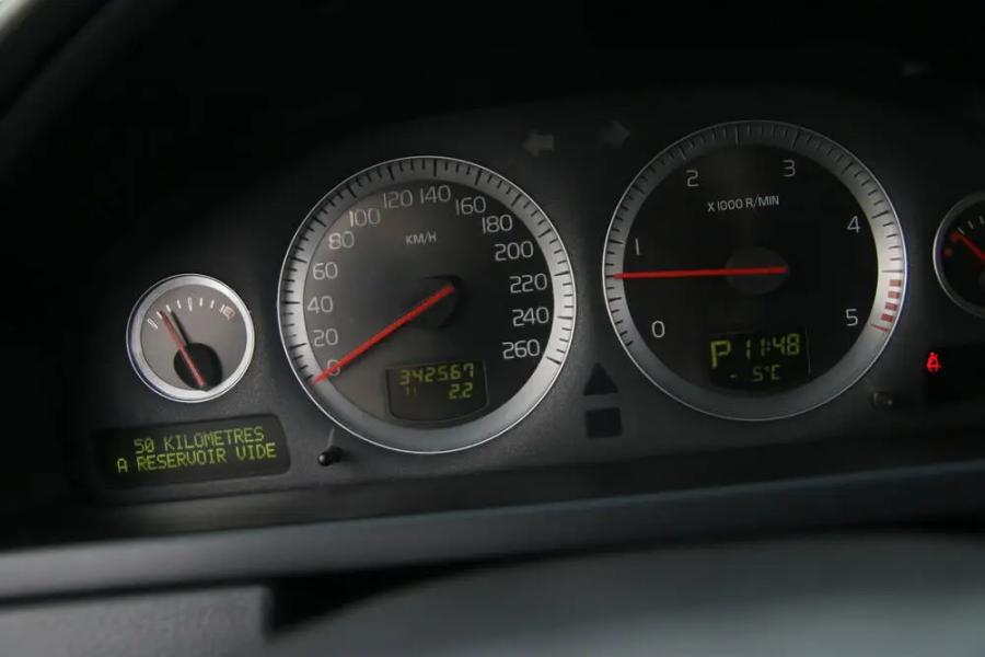 Grey Volvo XC90 2007 in Riga, with an engine capacity of 2.40 L and mileage of 342 thousand km for 5390 €, photo 22 on AUTOMOTO.COM.LV