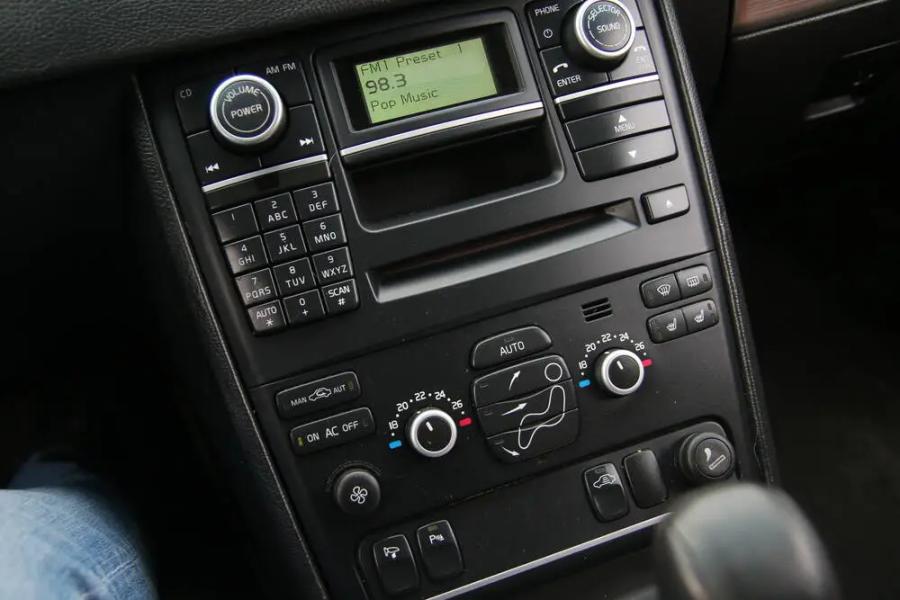 Grey Volvo XC90 2007 in Riga, with an engine capacity of 2.40 L and mileage of 342 thousand km for 5390 €, photo 24 on AUTOMOTO.COM.LV
