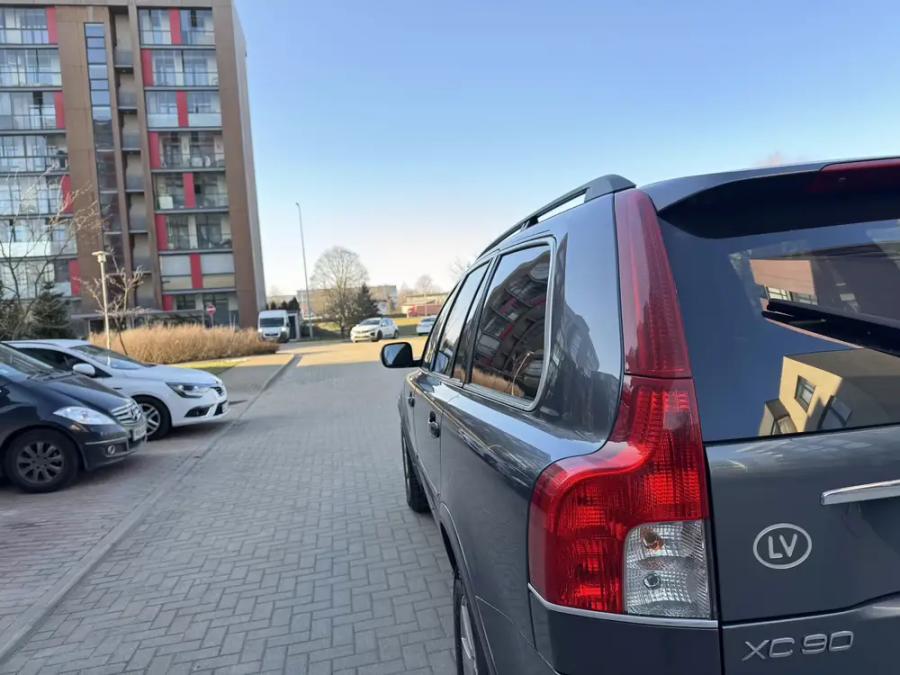 Grey Volvo XC90 2007 in Riga, with an engine capacity of 2.40 L and mileage of 342 thousand km for 5290 €, photo 8 on AUTOMOTO.COM.LV