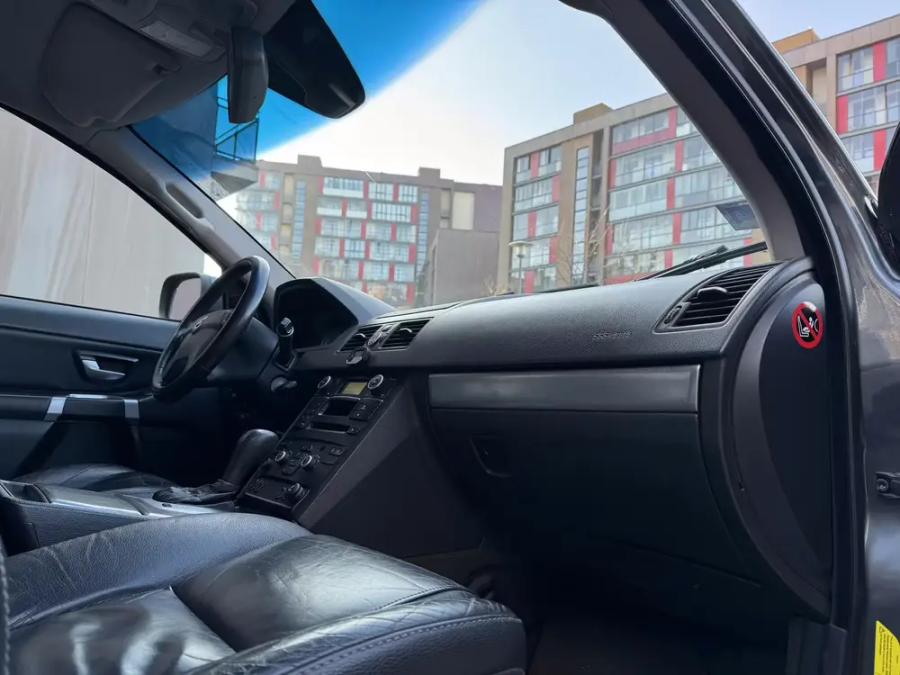 Grey Volvo XC90 2007 in Riga, with an engine capacity of 2.40 L and mileage of 342 thousand km for 5290 €, photo 16 on AUTOMOTO.COM.LV