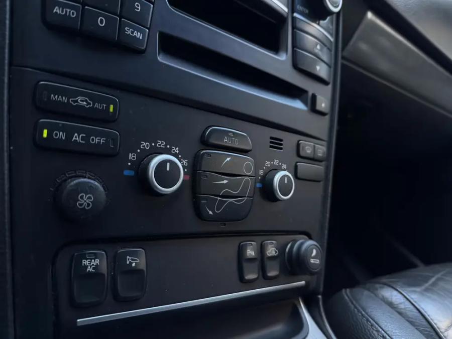 Grey Volvo XC90 2007 in Riga, with an engine capacity of 2.40 L and mileage of 342 thousand km for 5290 €, photo 24 on AUTOMOTO.COM.LV