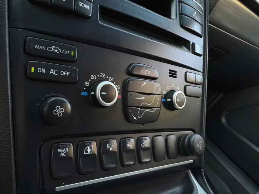 Grey Volvo XC90 2007 in Riga, with an engine capacity of 2.40 L and mileage of 280 thousand km for 4990 €, photo 18 on AUTOMOTO.COM.LV