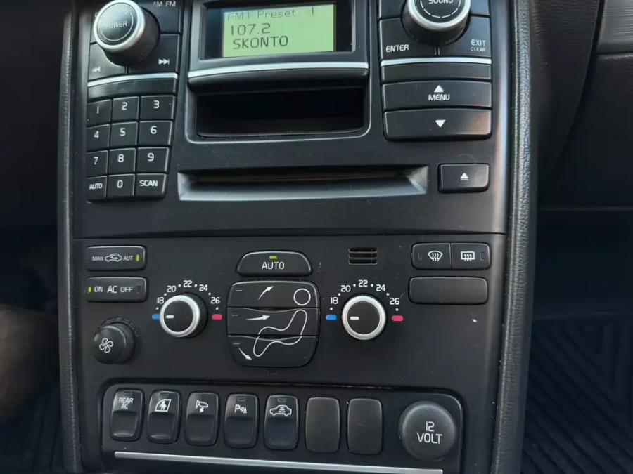 Grey Volvo XC90 2007 in Riga, with an engine capacity of 2.40 L and mileage of 280 thousand km for 4990 €, photo 19 on AUTOMOTO.COM.LV