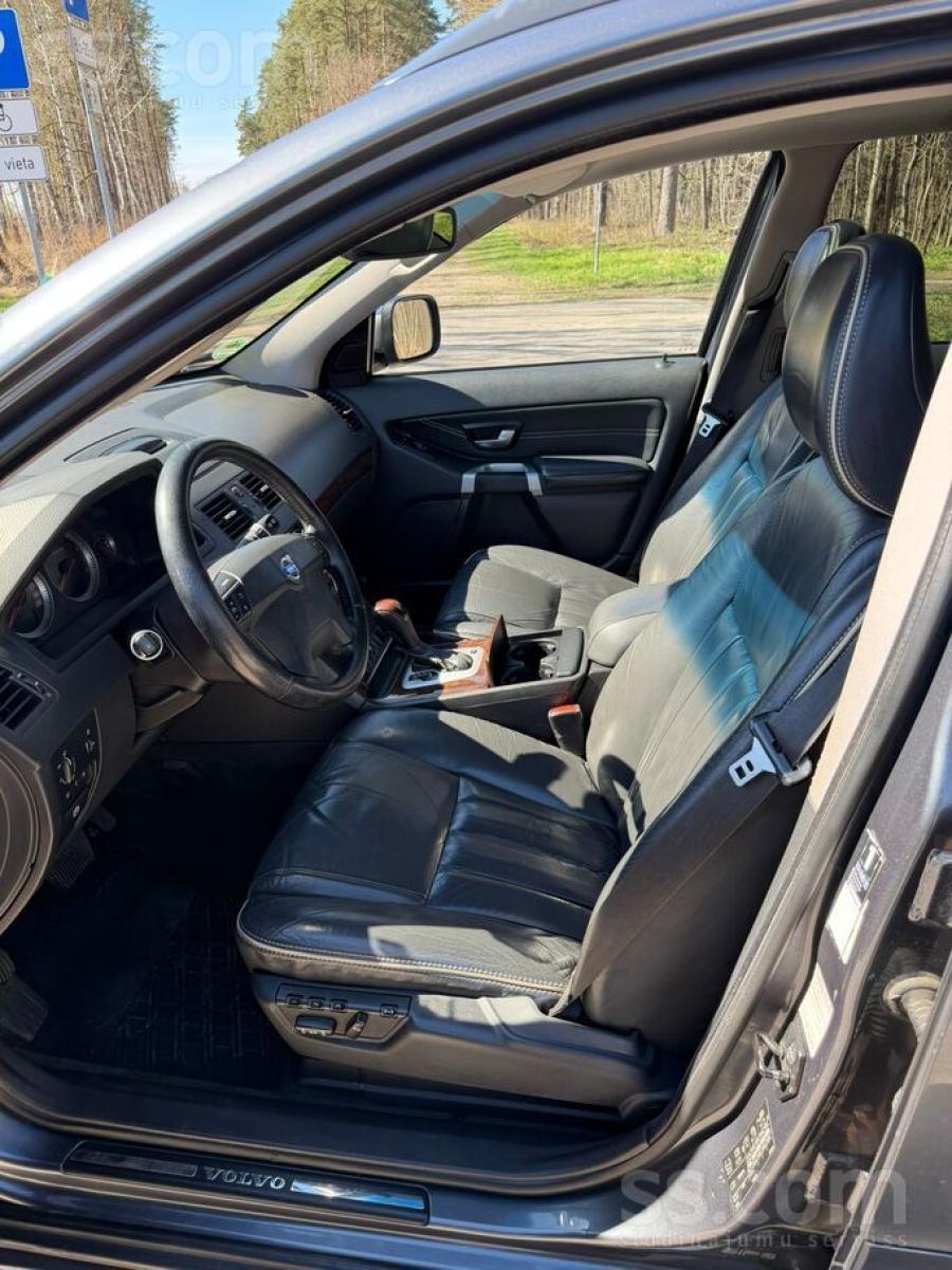 Grey Volvo XC90 2007 in Jelgava, with an engine capacity of 2.40 L and mileage of 243 thousand km for 6490 €, photo 9 on AUTOMOTO.COM.LV