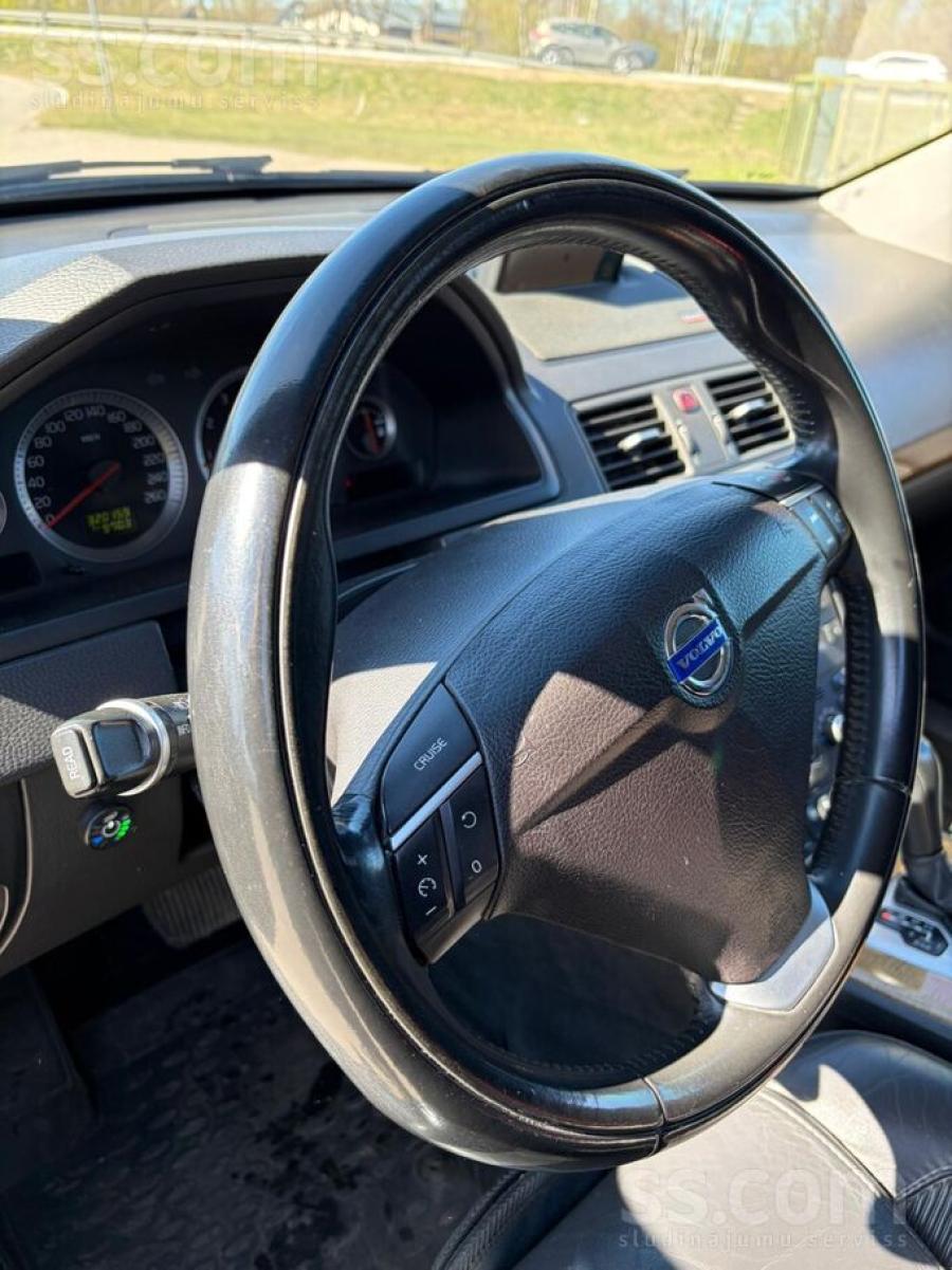 Grey Volvo XC90 2007 in Riga, with an engine capacity of 4.40 L and mileage of 320 thousand km for 7750 €, photo 11 on AUTOMOTO.COM.LV