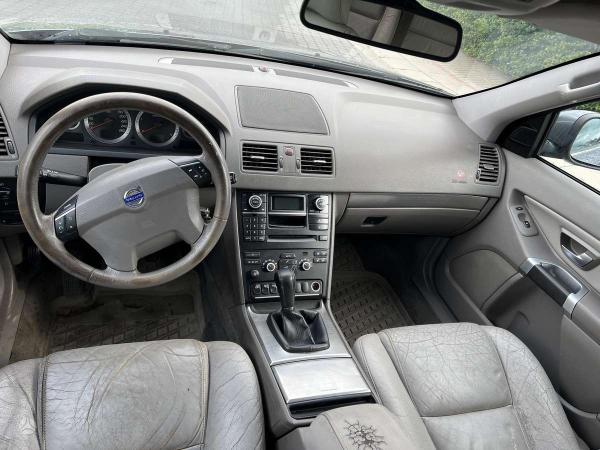 Pelēks Volvo XC90 2007 Telšiai, ar dzinēja tilpumu 2.40 L un nobraukumu 333 tūkst. km par 3650 €, foto 9 vietnē AUTOMOTO.COM.LV