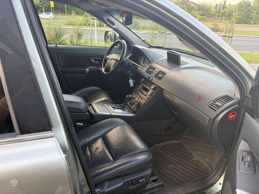 Pelēks Volvo XC90 2007 Viļņa, ar dzinēja tilpumu 2.40 L un nobraukumu 300 tūkst. km par 4800 €, foto 12 vietnē AUTOMOTO.COM.LV