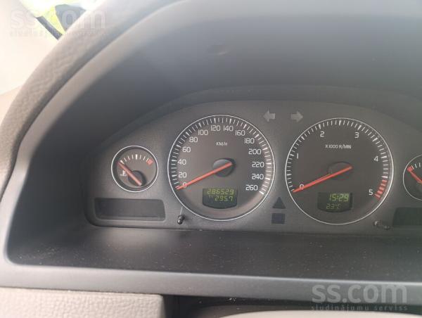Grey Volvo XC90 2007 in Rezekne, with an engine capacity of 2.40 L and mileage of 287 thousand km for 5200 €, photo 5 on AUTOMOTO.COM.LV
