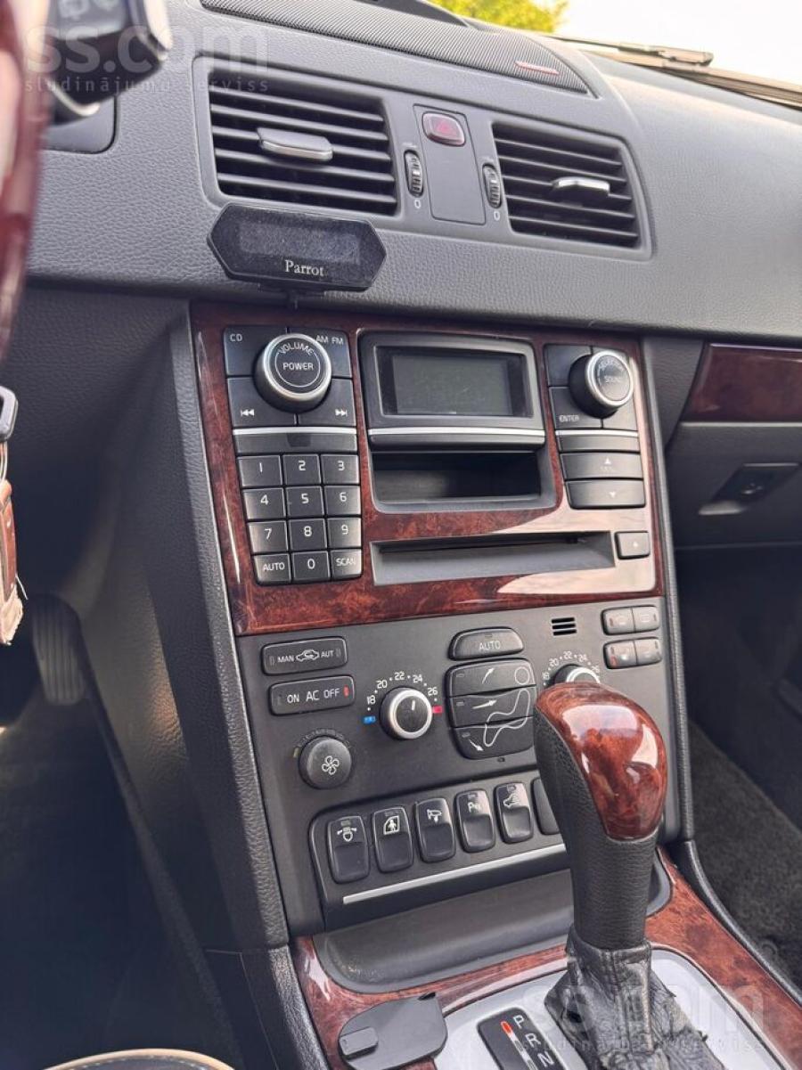 Grey Volvo XC90 2007 in Riga, with an engine capacity of 2.40 L and mileage of 293 thousand km for 5520 €, photo 8 on AUTOMOTO.COM.LV