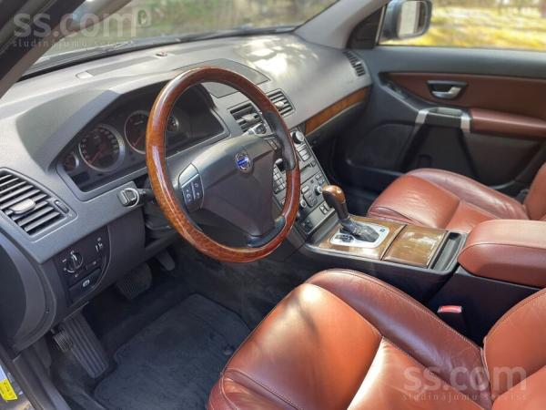Grey Volvo XC90 2007 in Riga, with an engine capacity of 2.40 L and mileage of 280 thousand km for 6500 €, photo 11 on AUTOMOTO.COM.LV