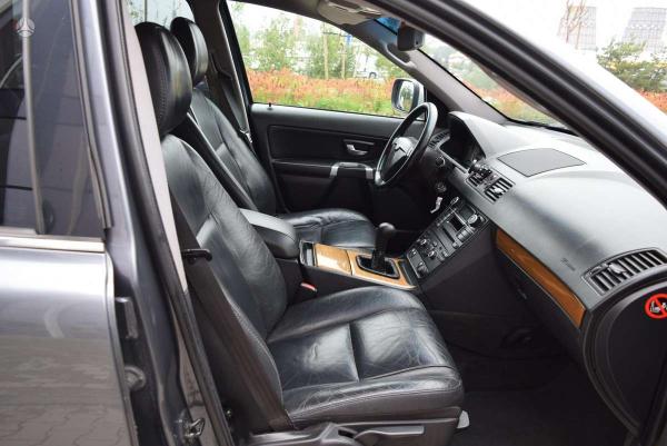 Volvo XC90 2007 in Vilnius on AUTOMOTO.COM.LV Grey Volvo XC90 2007 in Vilnius, with an engine capacity of 2.40 L and mileage of 427 thousand km for 4500 €, photo 9 on AUTOMOTO.COM.LV