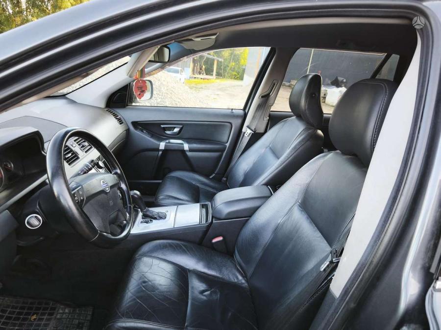 Grey Volvo XC90 2007 in Vilnius, with an engine capacity of 2.40 L and mileage of 287 thousand km for 4200 €, photo 5 on AUTOMOTO.COM.LV