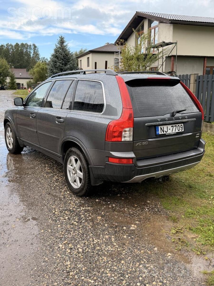 Grey Volvo XC90 2007 in Riga, with an engine capacity of 2.40 L and mileage of 301 thousand km for 4900 €, photo 6 on AUTOMOTO.COM.LV