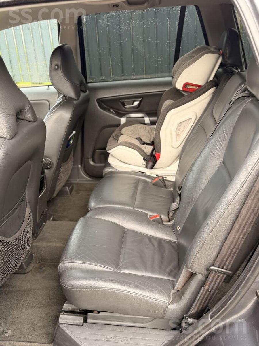 Grey Volvo XC90 2007 in Riga, with an engine capacity of 2.40 L and mileage of 301 thousand km for 4900 €, photo 11 on AUTOMOTO.COM.LV