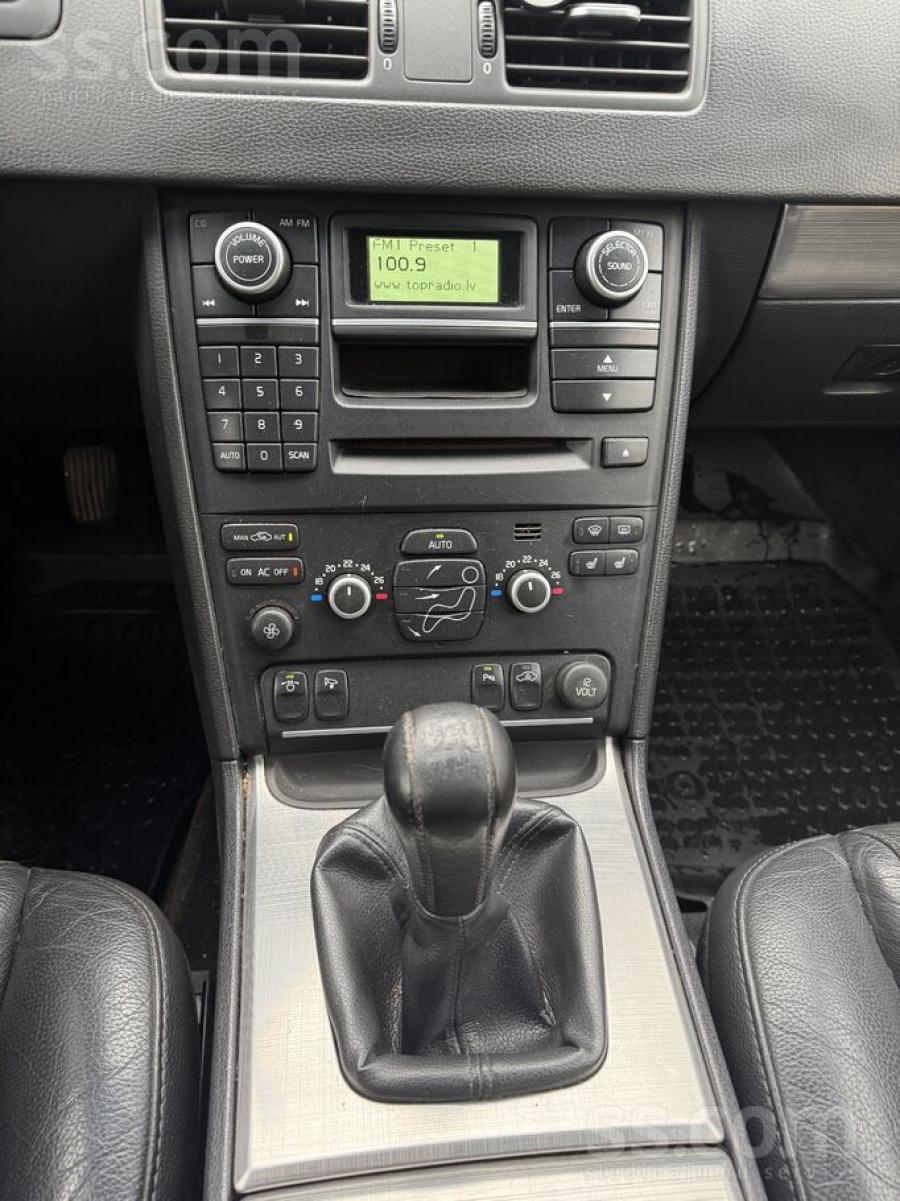 Pelēks Volvo XC90 2007 Valmiera, ar dzinēja tilpumu 2.40 L un nobraukumu 352 tūkst. km par 4950 €, foto 13 vietnē AUTOMOTO.COM.LV