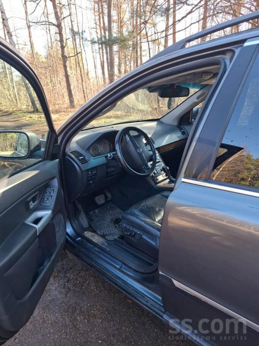 Pelēks Volvo XC90 2008 Rīga, ar dzinēja tilpumu 2.40 L un nobraukumu 263 tūkst. km par 4400 €, foto 17 vietnē AUTOMOTO.COM.LV