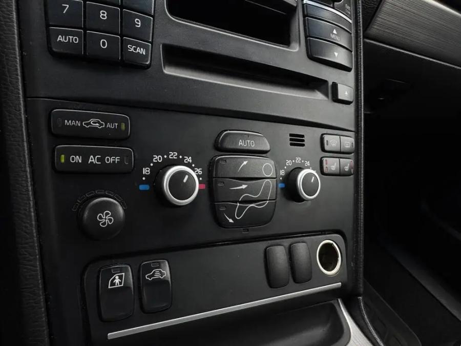 Grey Volvo XC90 2008 in Riga, with an engine capacity of 2.40 L and mileage of 364 thousand km for 5990 €, photo 18 on AUTOMOTO.COM.LV