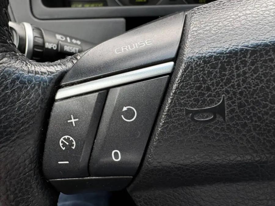 Grey Volvo XC90 2008 in Riga, with an engine capacity of 2.40 L and mileage of 364 thousand km for 5990 €, photo 22 on AUTOMOTO.COM.LV