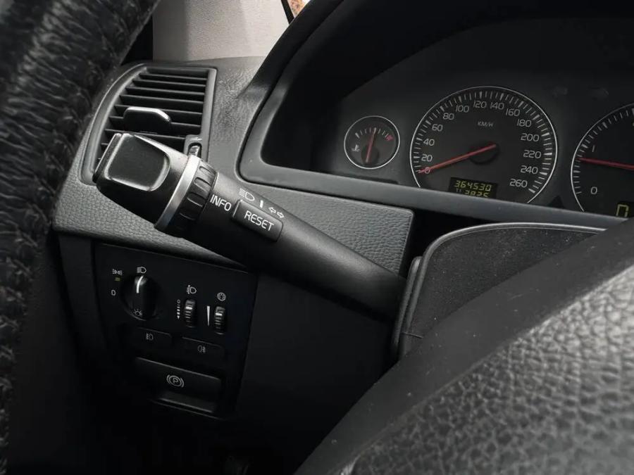 Grey Volvo XC90 2008 in Riga, with an engine capacity of 2.40 L and mileage of 364 thousand km for 5990 €, photo 23 on AUTOMOTO.COM.LV