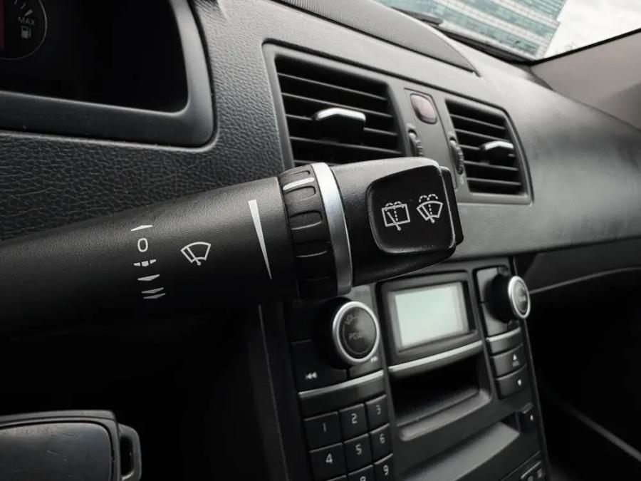 Grey Volvo XC90 2008 in Riga, with an engine capacity of 2.40 L and mileage of 364 thousand km for 5990 €, photo 24 on AUTOMOTO.COM.LV