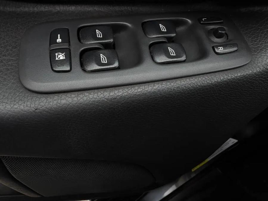 Grey Volvo XC90 2008 in Riga, with an engine capacity of 2.40 L and mileage of 364 thousand km for 5990 €, photo 27 on AUTOMOTO.COM.LV