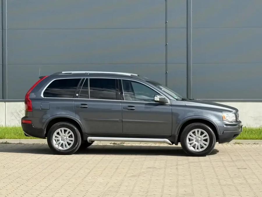 Grey Volvo XC90 2008 in Riga, with an engine capacity of 2.40 L and mileage of 241 thousand km for 4000 €, photo 8 on AUTOMOTO.COM.LV