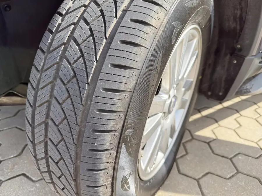 Grey Volvo XC90 2008 in Riga, with an engine capacity of 2.40 L and mileage of 241 thousand km for 4000 €, photo 19 on AUTOMOTO.COM.LV